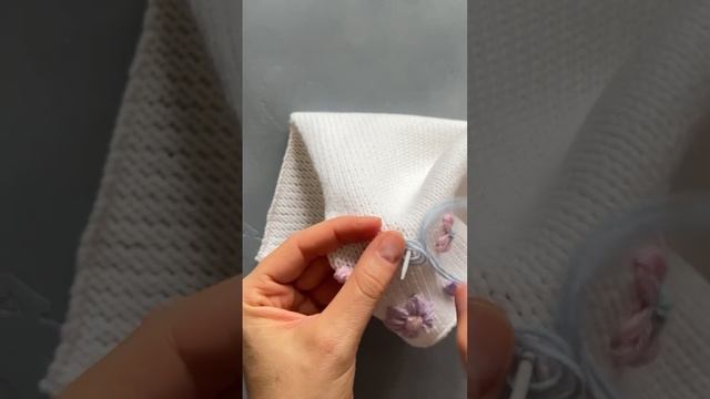 Цветы на вязанном полотне