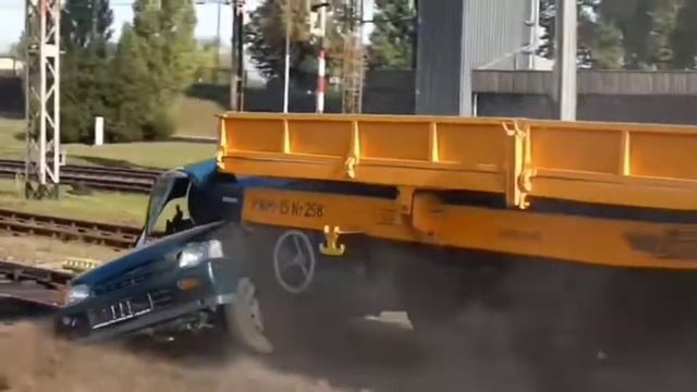 жд переезд поезда против машин
