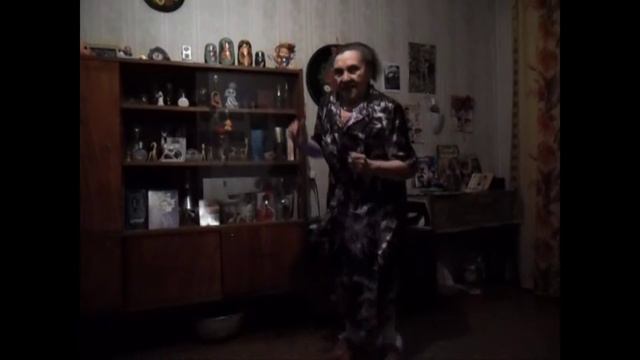 бабуля в 90 лет пляшет на своем дне рожденья