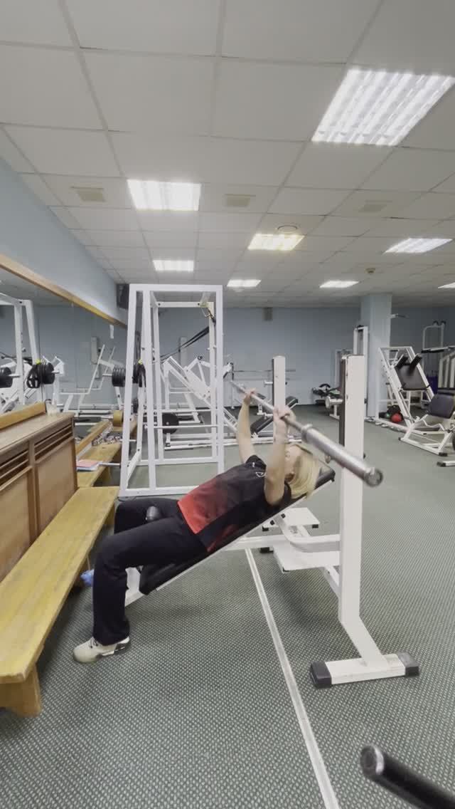 Жим штанги лёжа на наклонной скамье