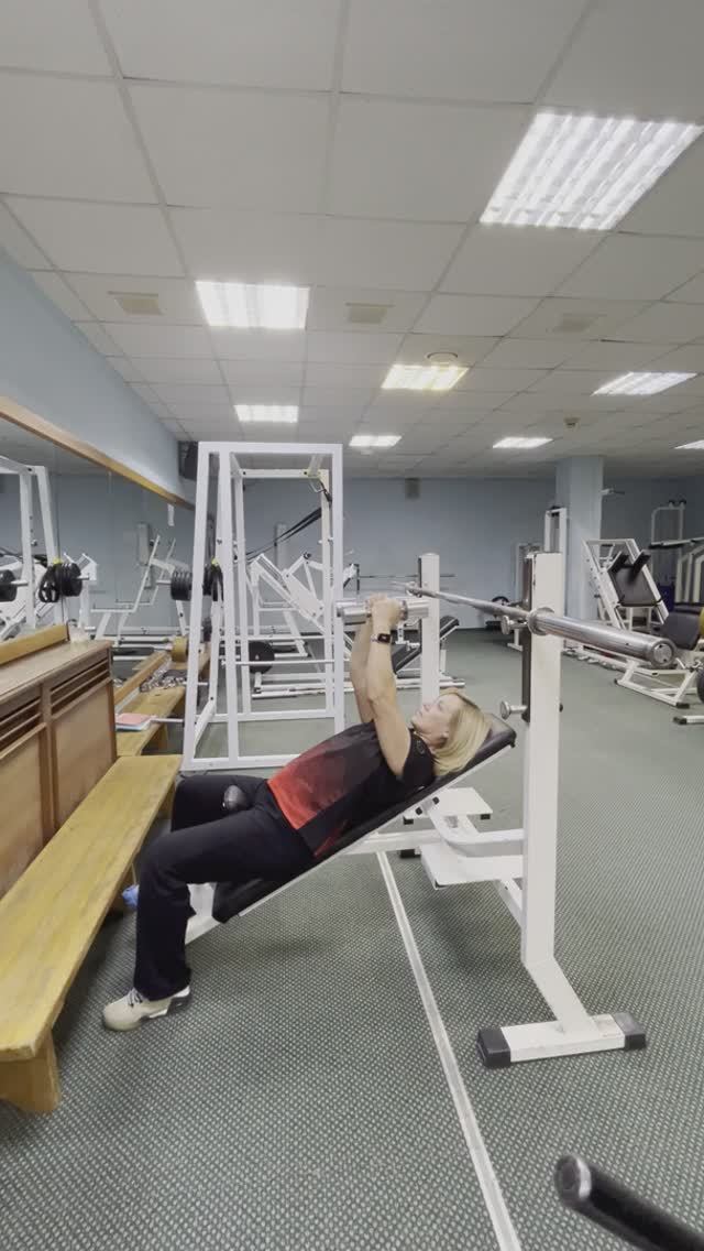 Разводка гантелей лёжа на наклонной скамье