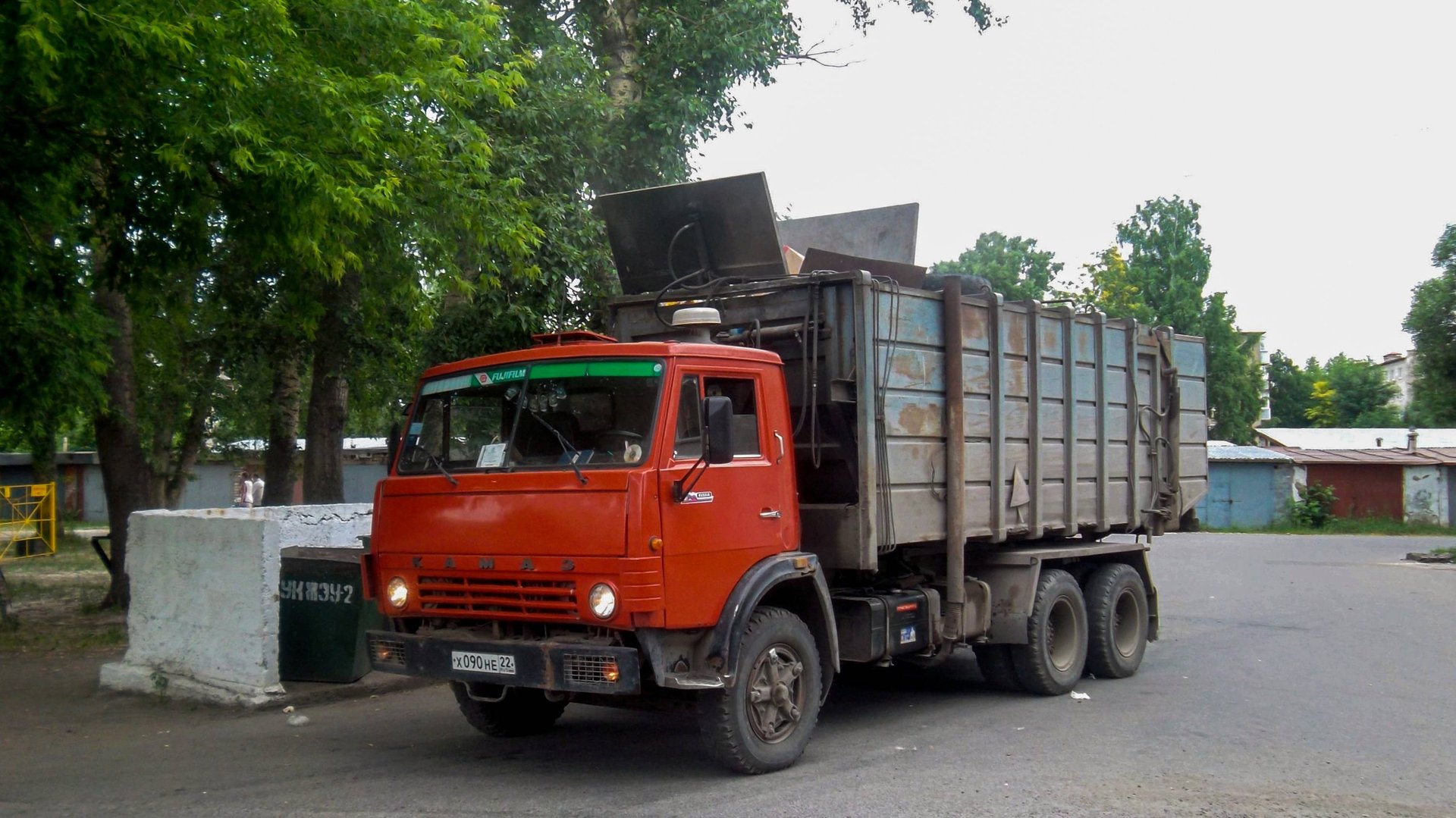 Мусоровоз КО-415А на шасси КамАЗ-53213 (Х 090 НЕ 22). Тест камеры Samsung ST65.