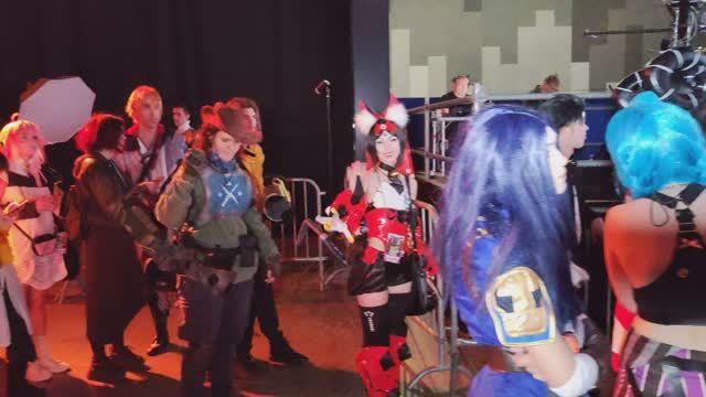 Очередь косплееров на сцену Epic Con Russia.