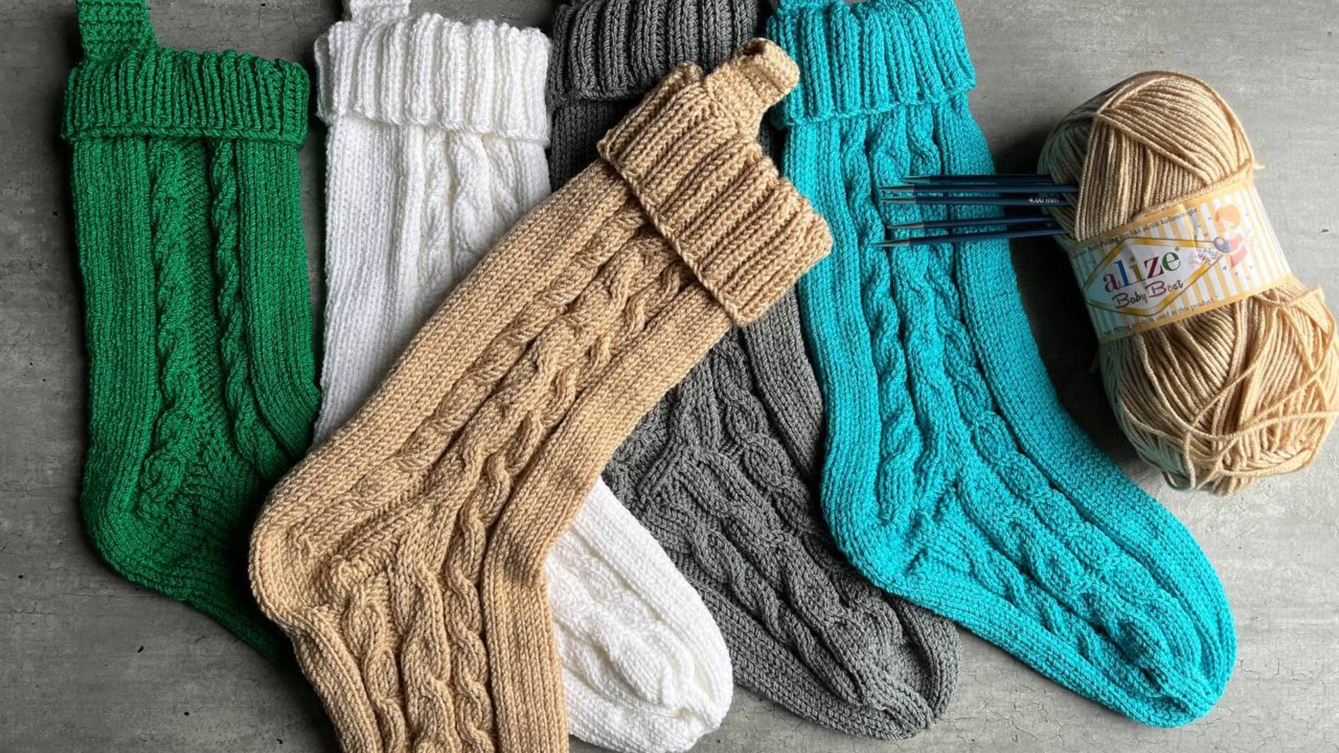 Новогодний сапожок спицами