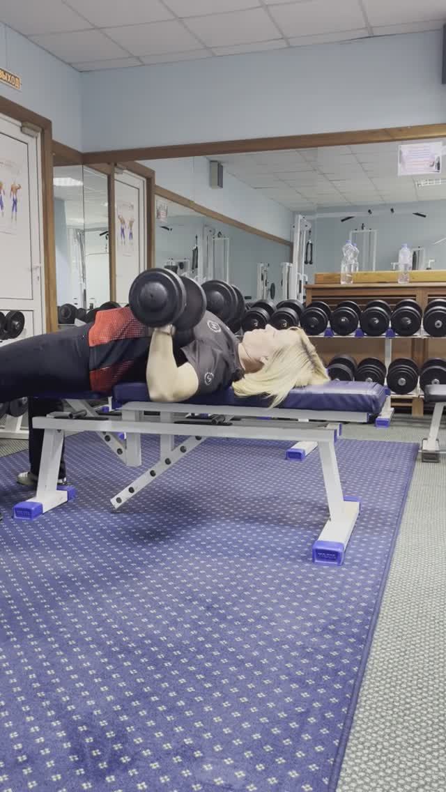 Жим гантелей лёжа на горизонтальной скамье