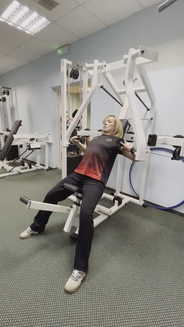 Жим вперёд сидя в тренажёре для грудных