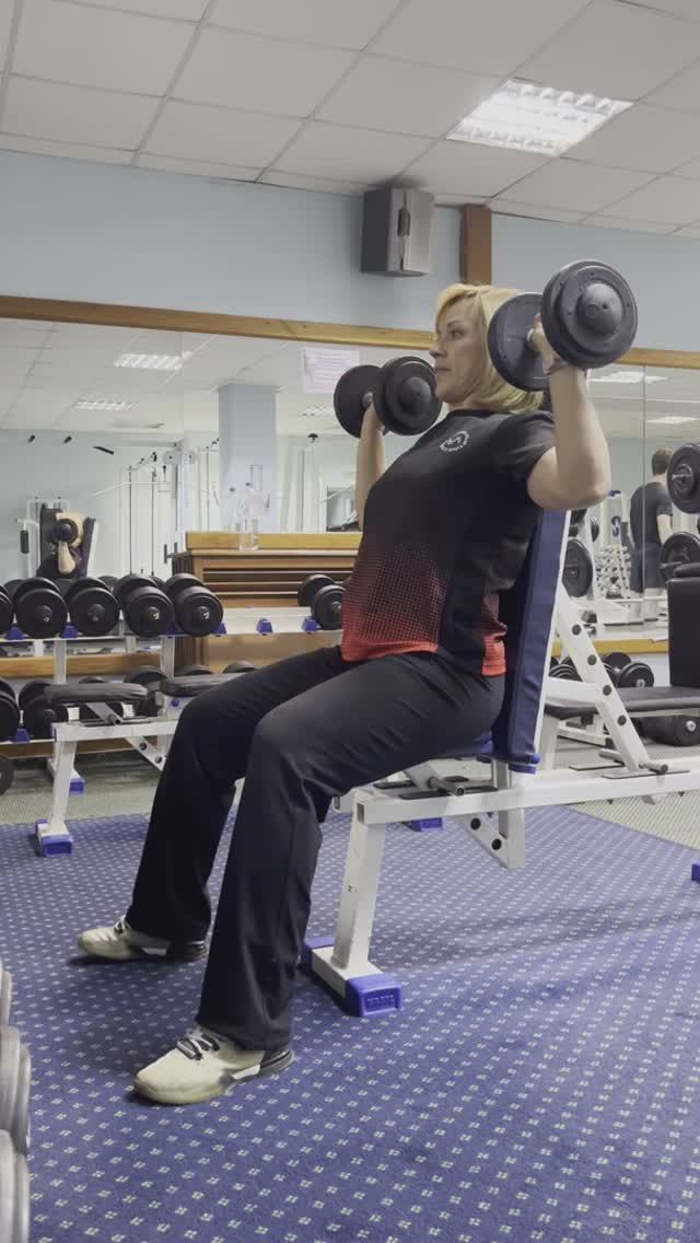 Жим гантелей сидя