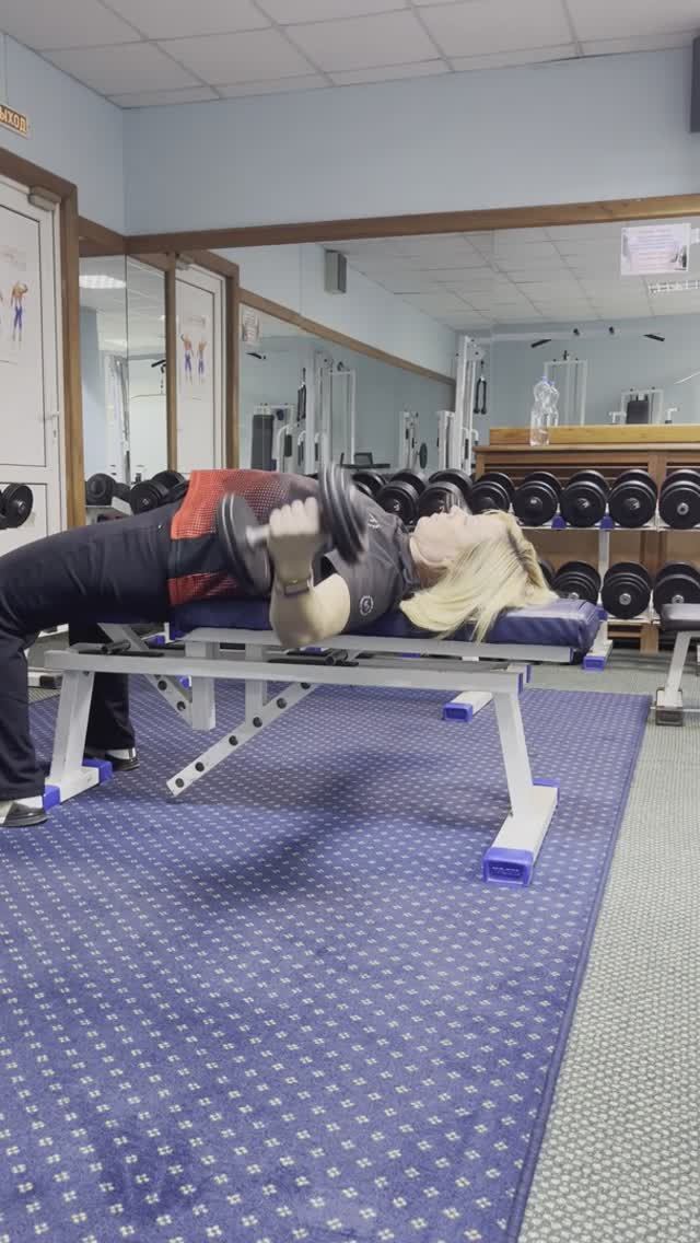 Разводка гантелей лёжа на горизонтальной скамье