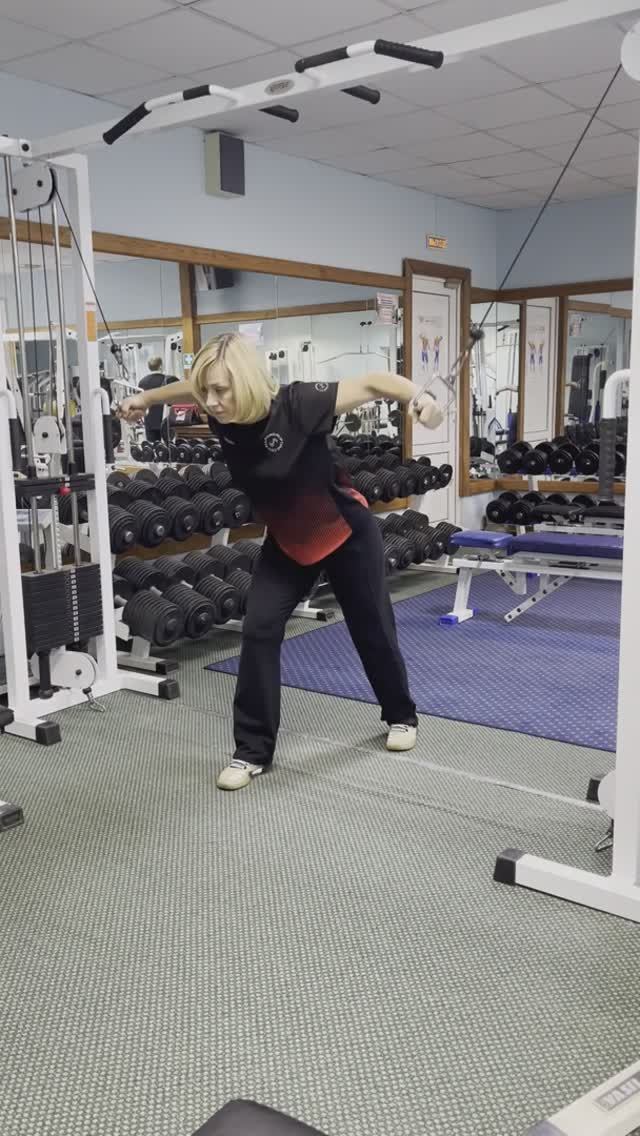 Сведение рук стоя в наклоне в кроссовере