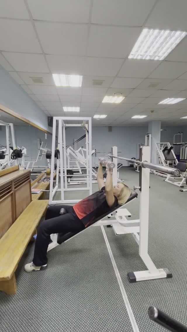 Жим гантелей лёжа на наклонной скамье