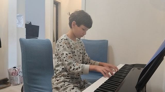 9.11.2024 Булат репетирует музыку к экзамену