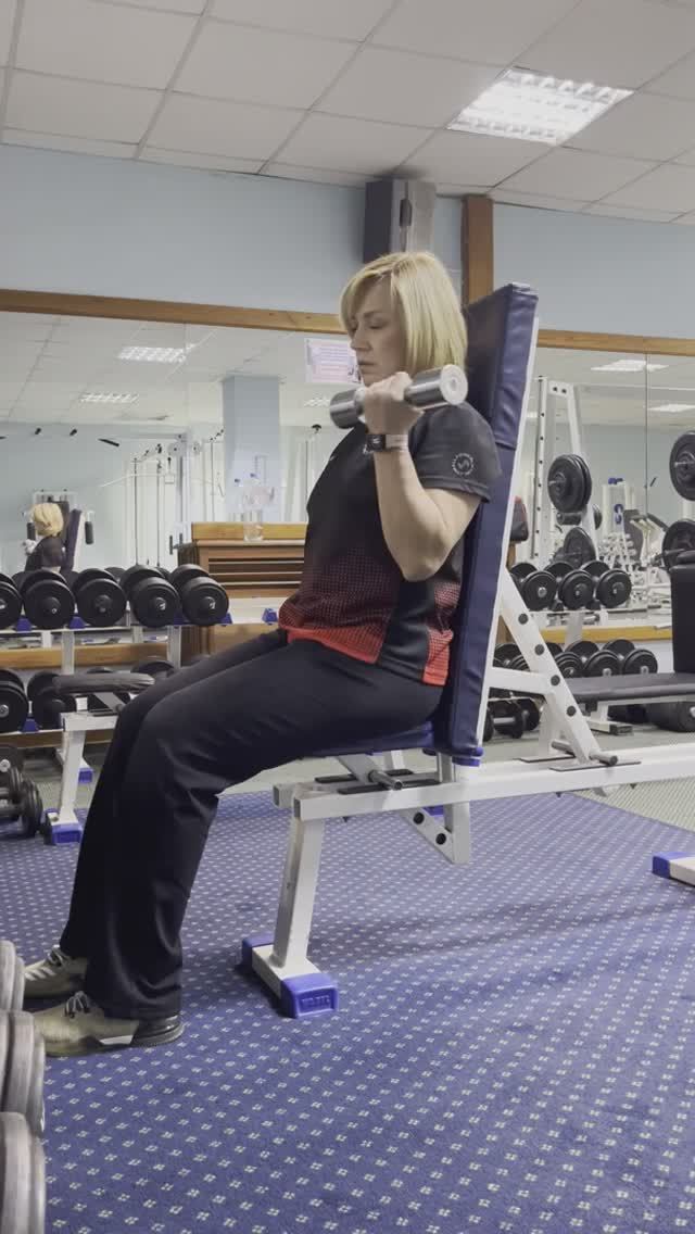 Подъём на бицепс сидя одновременно и поочерёдно