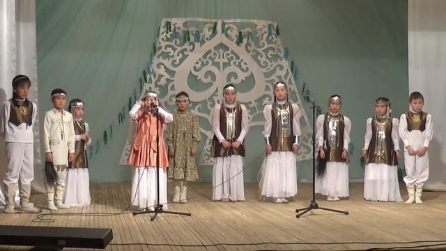 «Дьолуо»  фольклорный ансамбль - Хоро нэһилиэгэ.