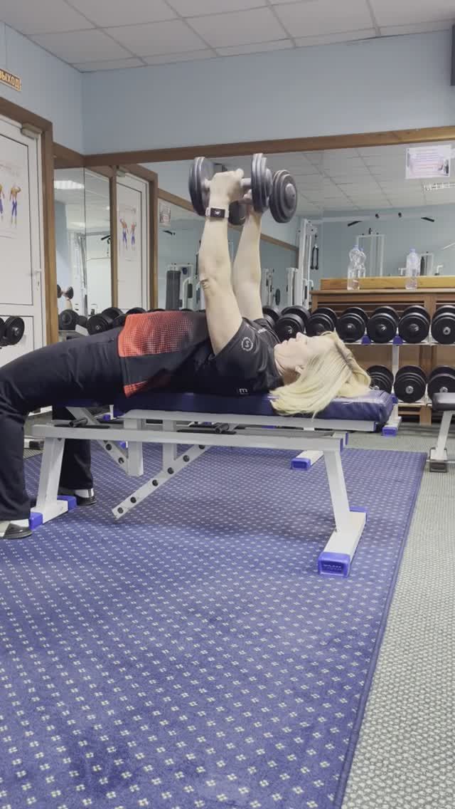 Жим гантелей с поворотом лёжа на горизонтальной скамье