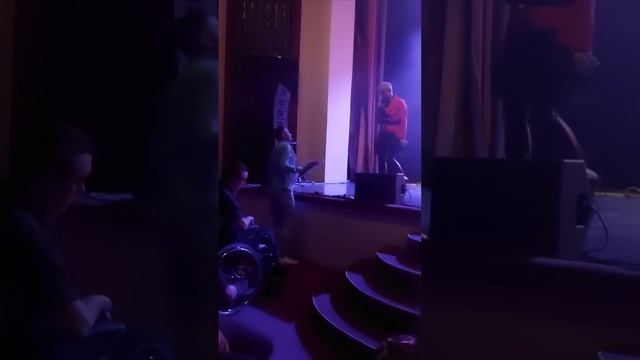 Дарю цветы Маргарите Суханкиной на концерте в Саратове 25.06.24