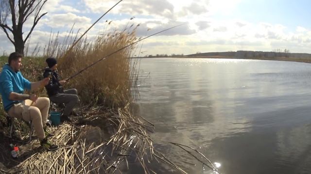 РАЗДАЧА ЖИРНОГО КАРАСЯ в апреле НА ПОПЛАВОК. Думали ехать домой, но НЕ ПОЖАЛЕЛИ что остались.