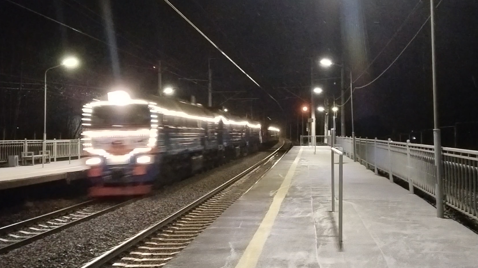 3М62У - 0058 с Поездом Деда Мороза,  в 15-ти вагонной составности , проследует платформу Сенеж.