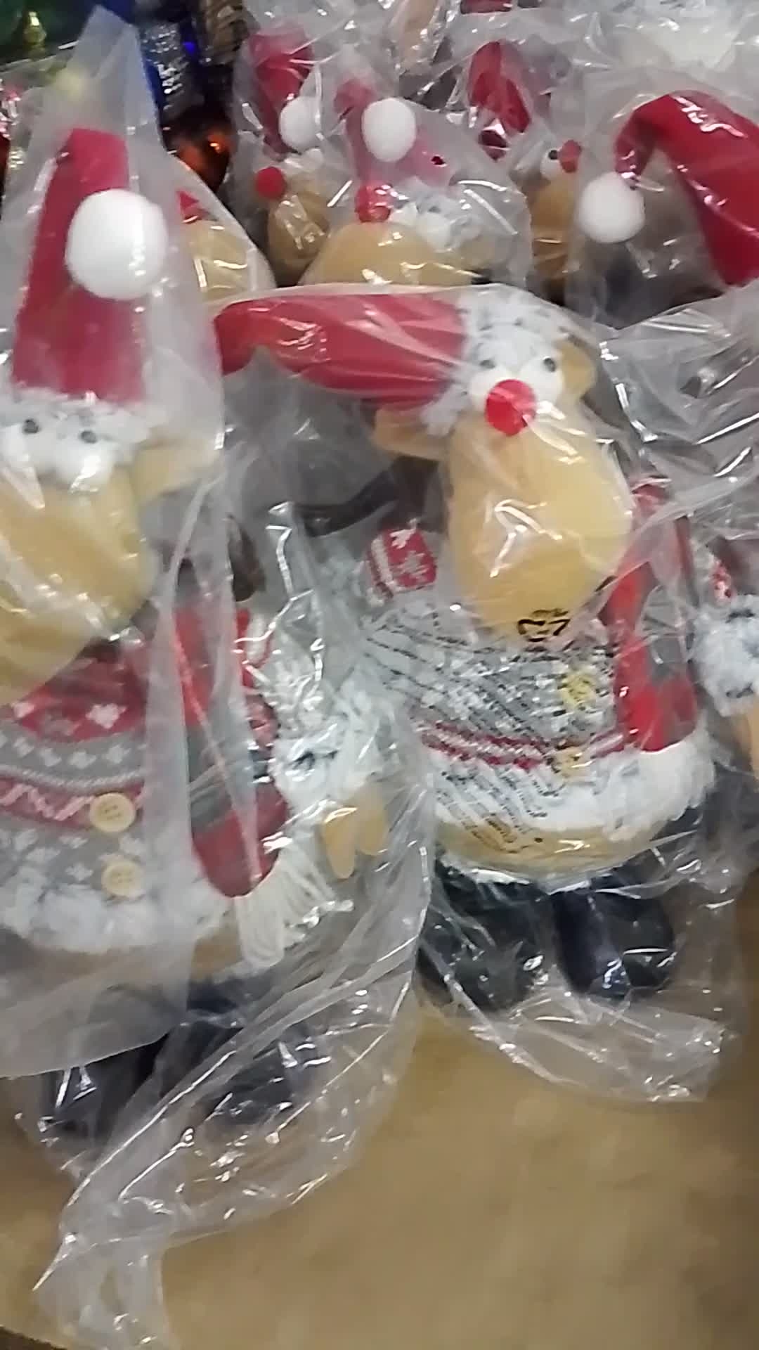 Обзор новогоднего  товара в магазине в моем городе. Тихо Новый год крадётся!😄💥