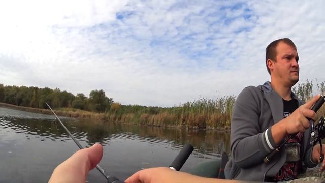 Осенний окунь на ультралайтовый спиннинг. Микроджиг на окуня. Трое в лодке.