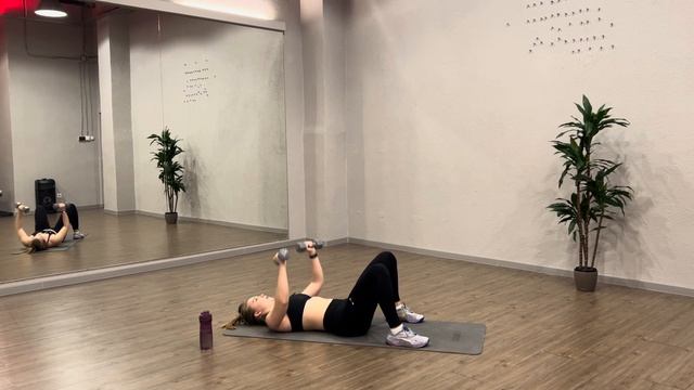 40-минутная тренировка на все тело. Акцент на верх тела.