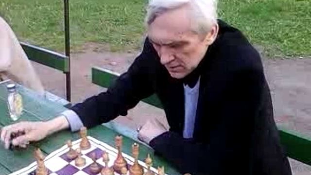 Медведев в парке