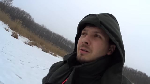 Ловля на жерлицы. Зимняя рыбалка на диком лесном озере. Тонкий лёд. Рыбалка в глухозимье.