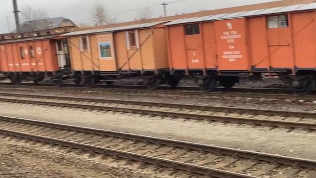 Старинные двухосные вагоны на станции