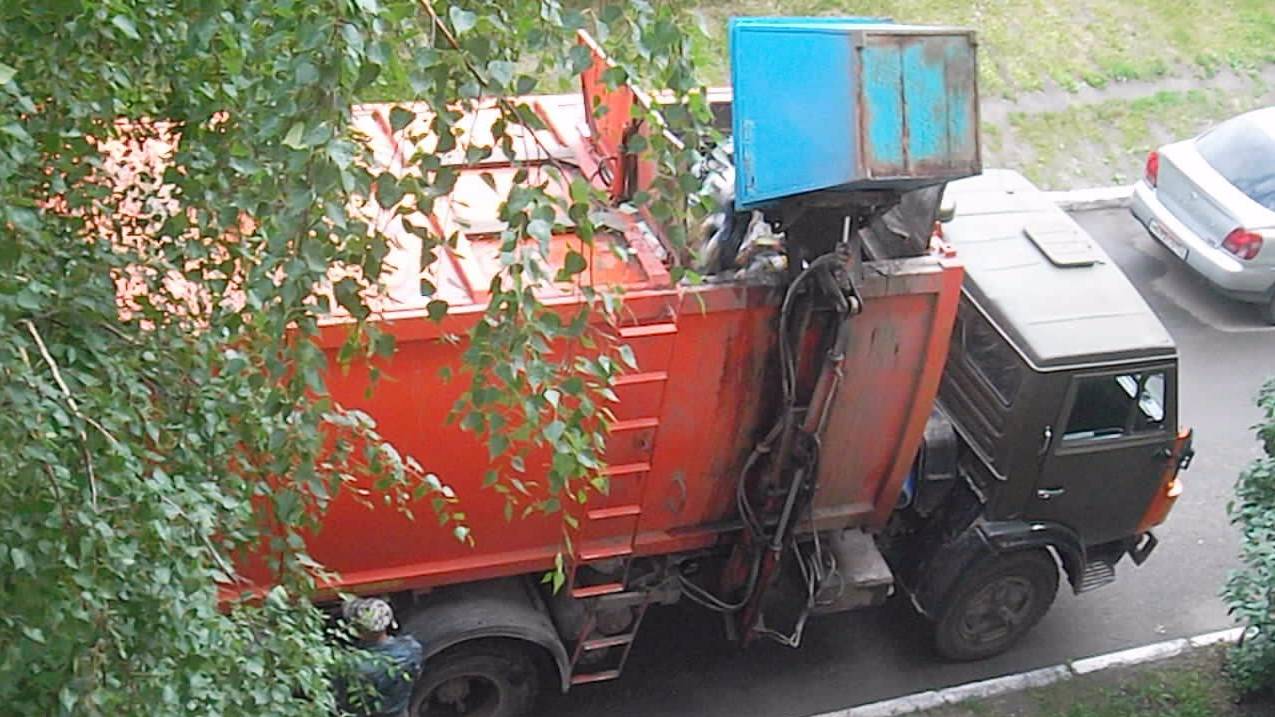 Мусоровоз КО-440-5 на шасси КамАЗ-53213 (Х 045 НЕ 22). / KAMAZ garbage truck.