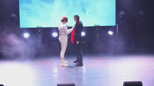 Stray Kids - red lights (стрэ́й Кидс - Рэд ла́йтс). Banssheer and SHIRO from B-side .