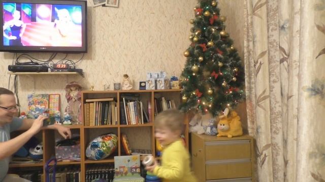 НАРЯЖАЕМ ЁЛКУ! СКОРО НОВЫЙ ГОД!