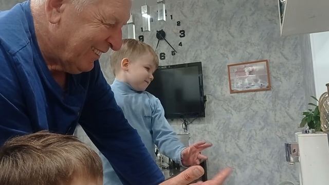 Мальчики и рыбка.