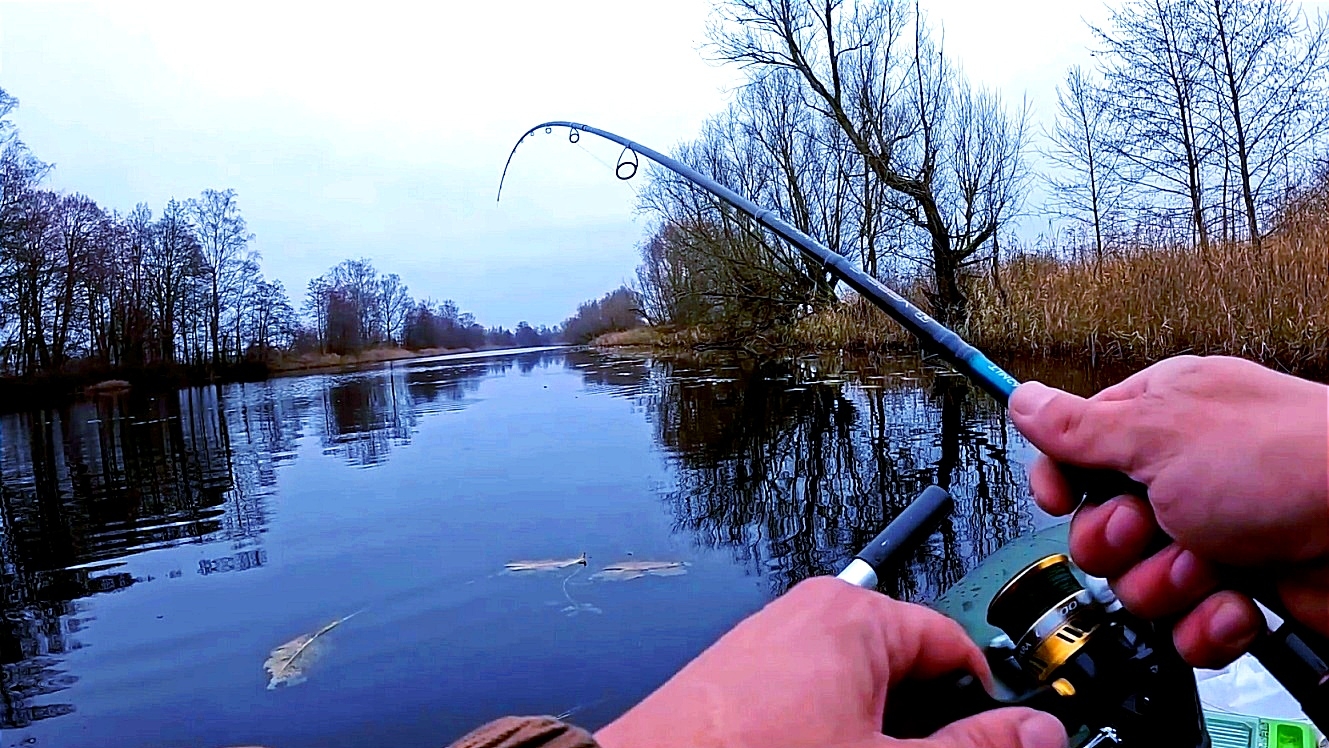 Как-же приятно когда рыба разворачивает лодку, а СПИННИНГ В ДУГУ!!!