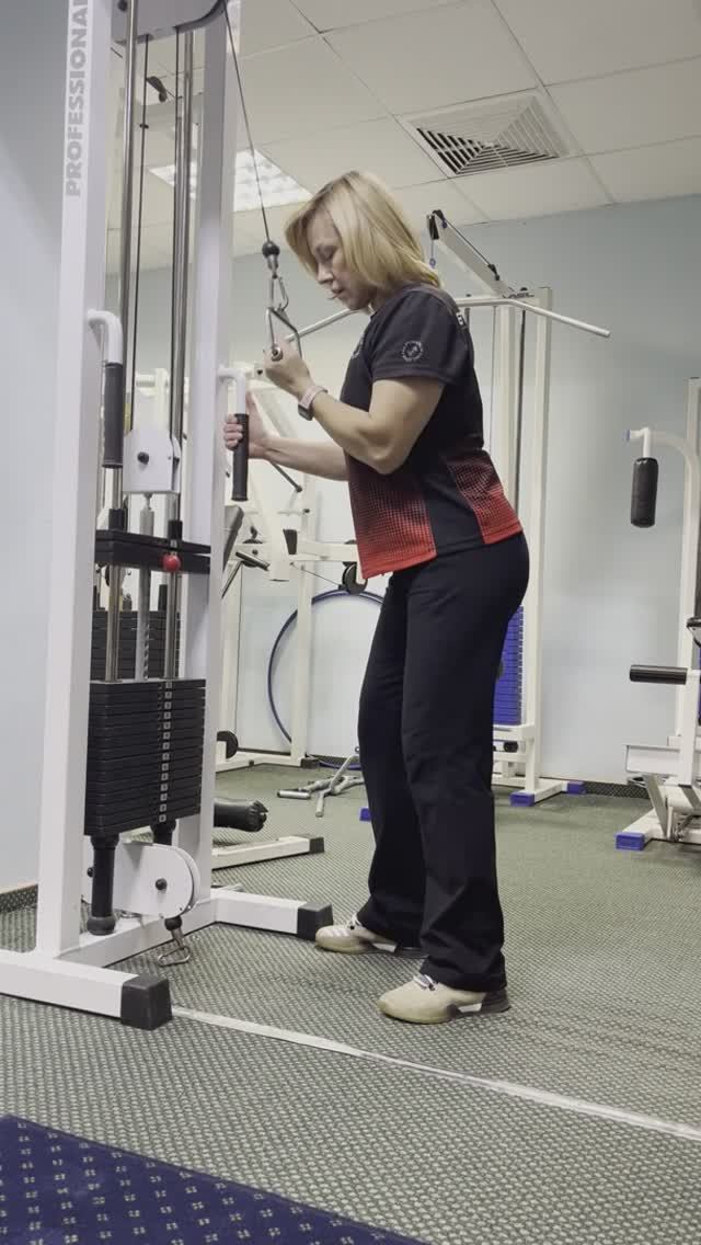 Трицепсовая экстензия одной рукой обратным хватом