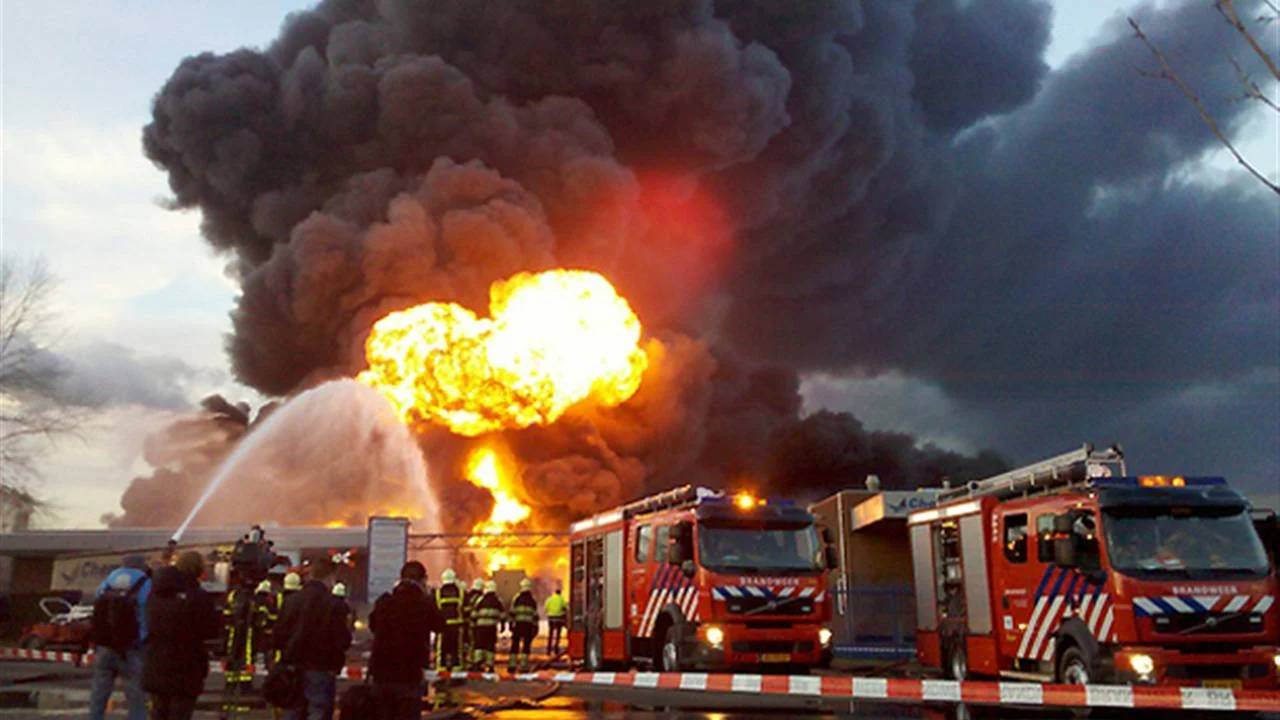 Огромный пожар на химическом объекте в портовой зоне Голландии