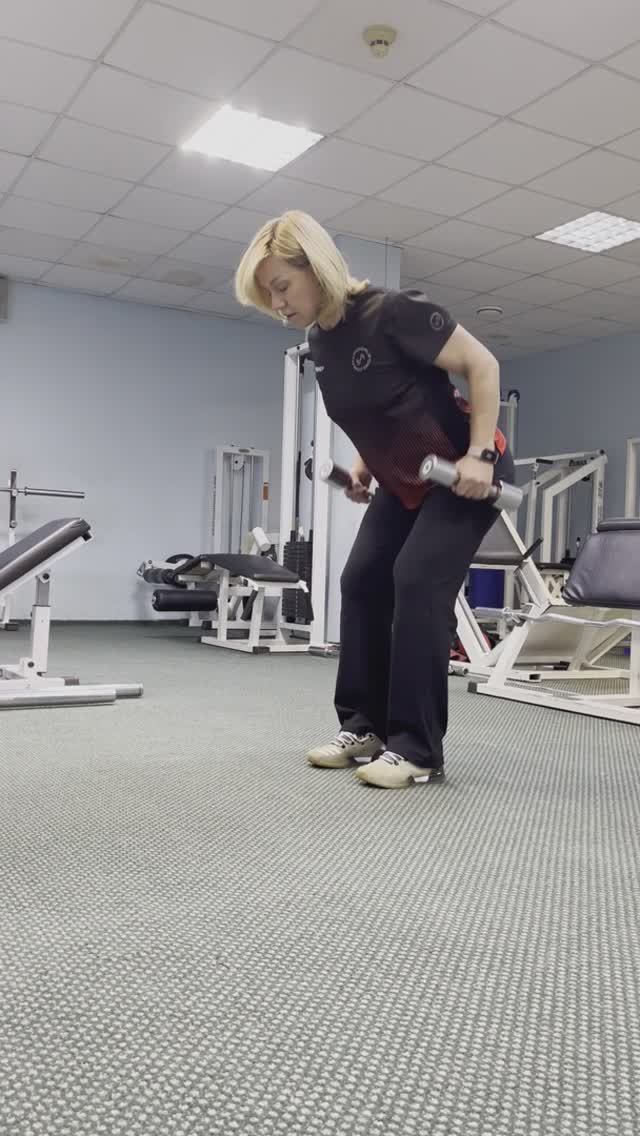 Тяга гантелей к поясу стоя в наклоне двумя руками  одновременно