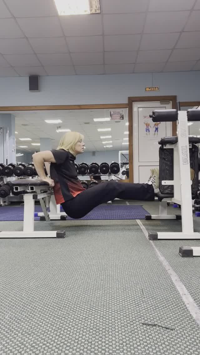 Обратные отжимания между скамеек