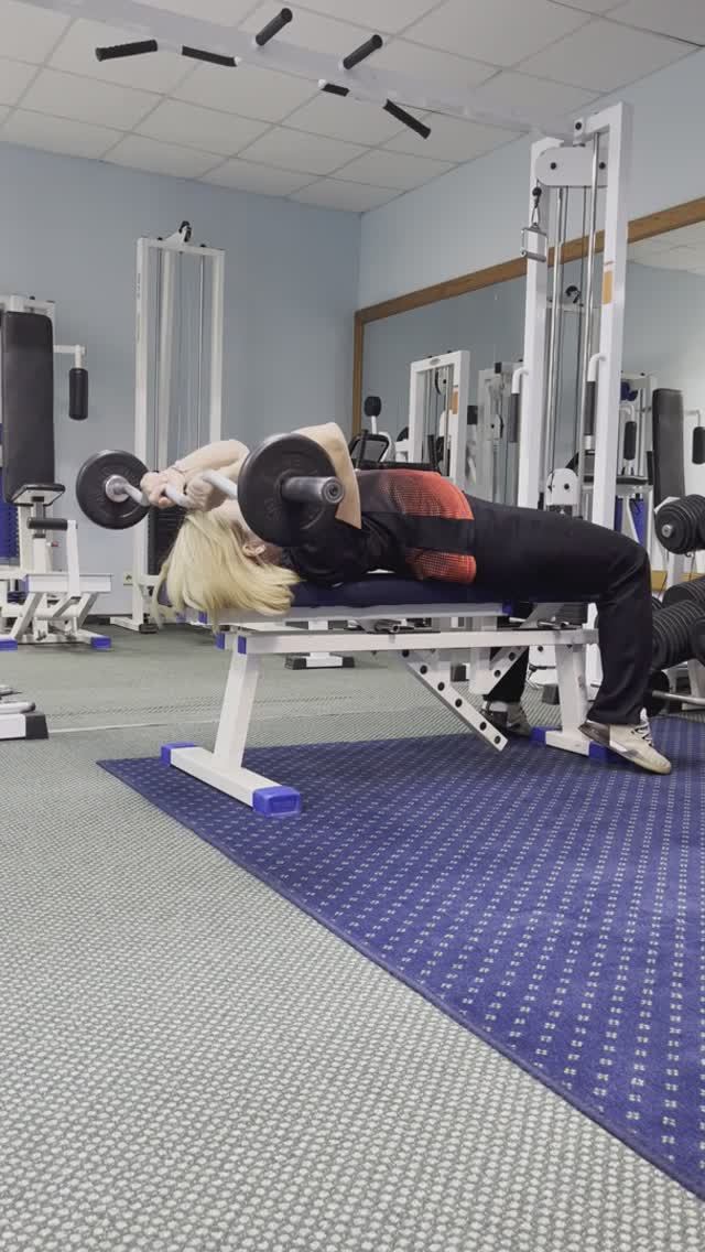 Французский жим лёжа с EZ-штангой