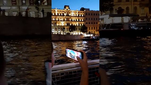 Обязательно прокатитесь в Питере по Неве! Особенно классно вечером, когда горят огни города!