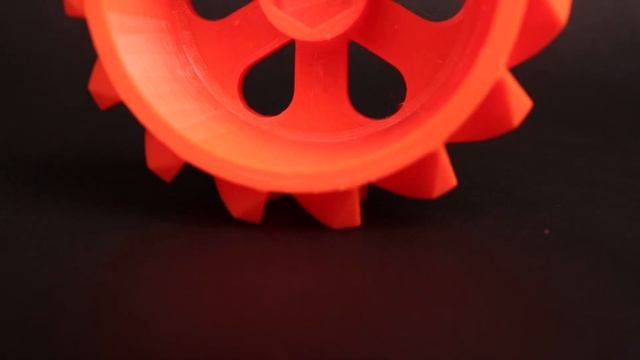 Оранжевые шины из термопластичного полиуретана, напечатанные на 3D-принтере Flyingbear Reborn2.