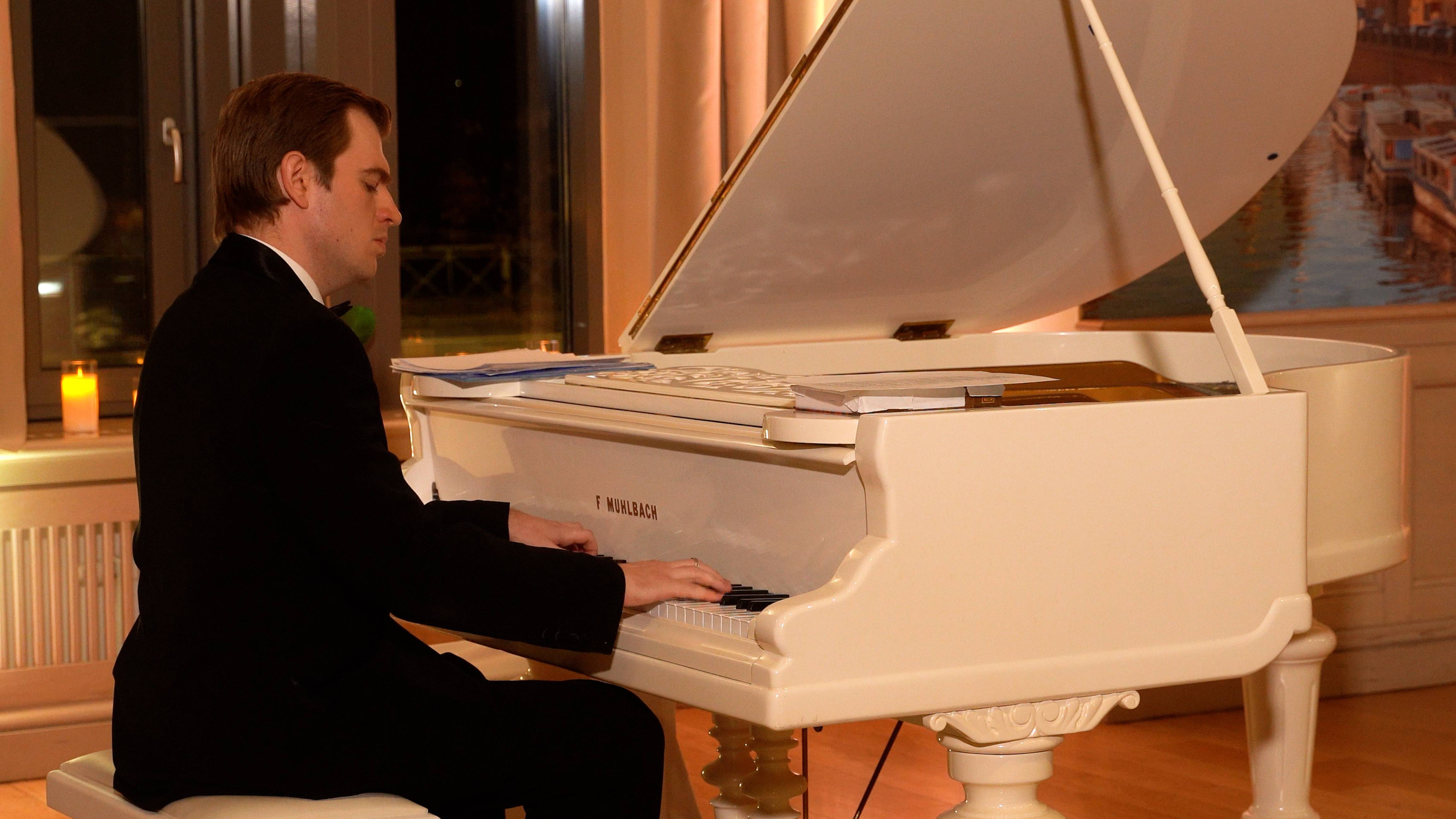 M. Herea: Prelude E-Major «Adagio Amoroso».
Исполняет Николай Васильев (фортепиано)