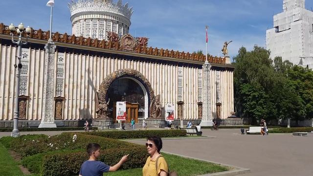 В солнечный, летний день на ВДНХ в Москве