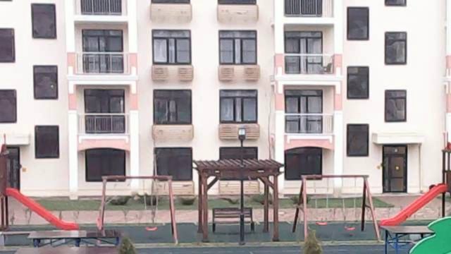 Полет #2 квадрокоптера игрушки 4RDC во дворе дома 11к3 в ЖК Holiday House Сукко