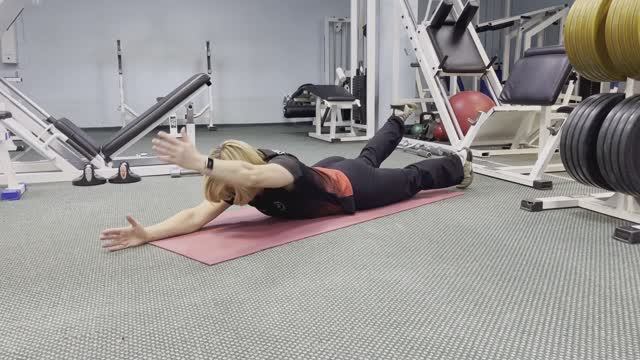 "Пловец" лёжа на животе с  перекрёстной работой конечностями