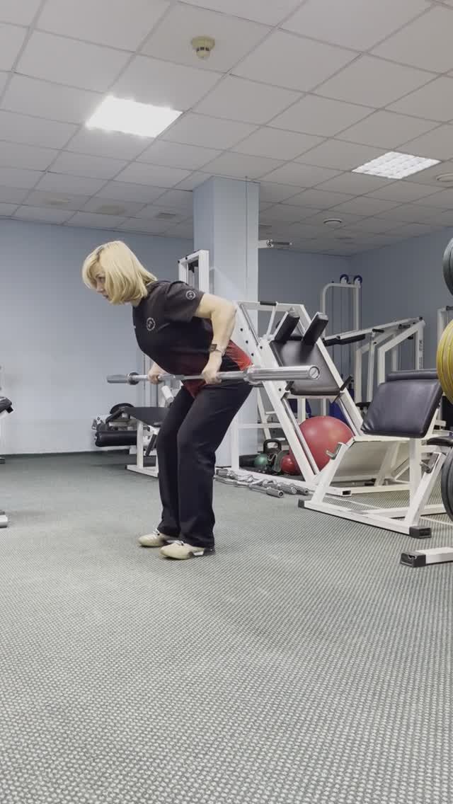 Тяга штанги к поясу стоя в наклоне средним хватом