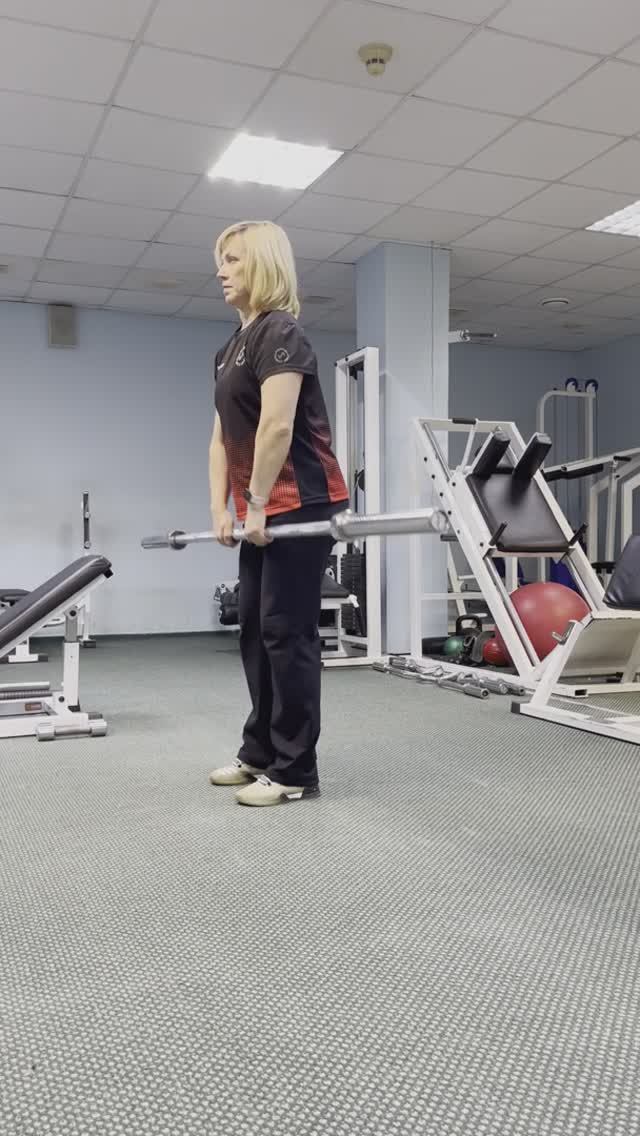 Протяжка стоя со штангой узким хватом