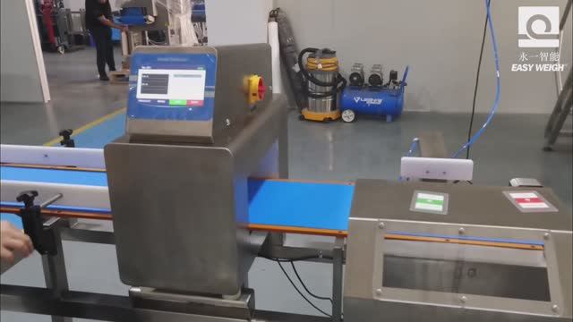 Металлодетектор FMD-3012 на упаковке кофе