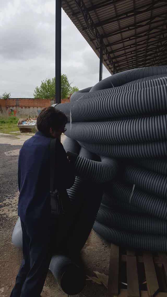 Вот такая труба, для вентиляции, теперь есть в наличии.
Гнётся изумительно хотя это 200мм в диаметр