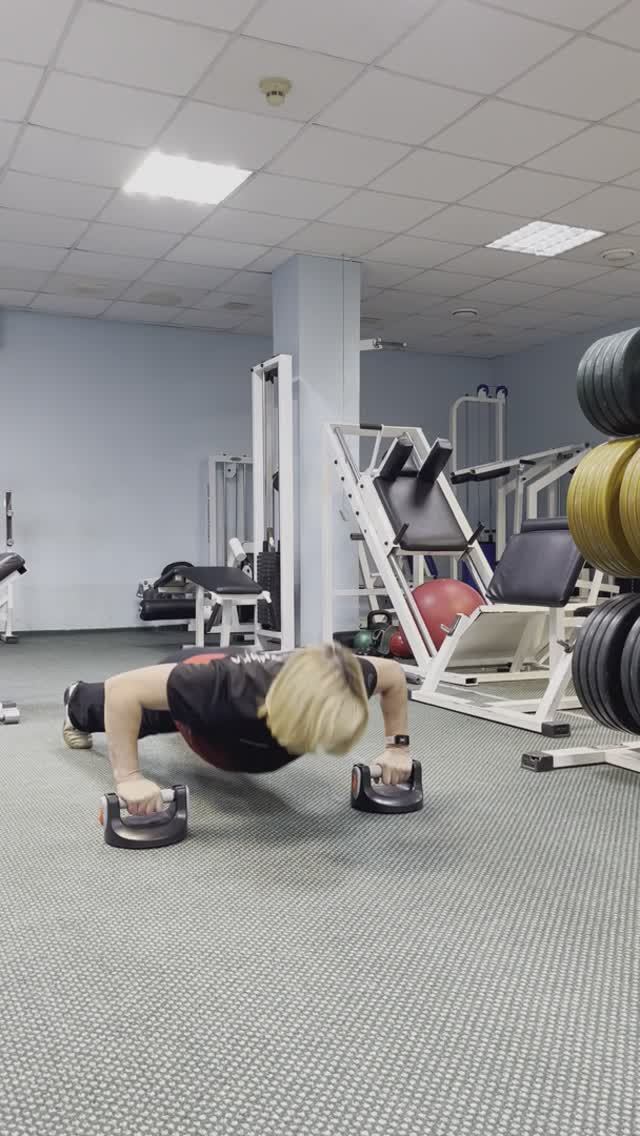 Широкие отжимания на подставках глубокие