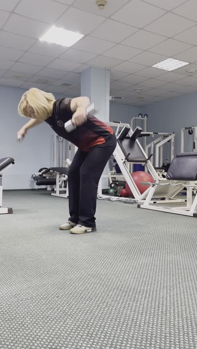 Разводка гантелей в стороны стоя в наклоне