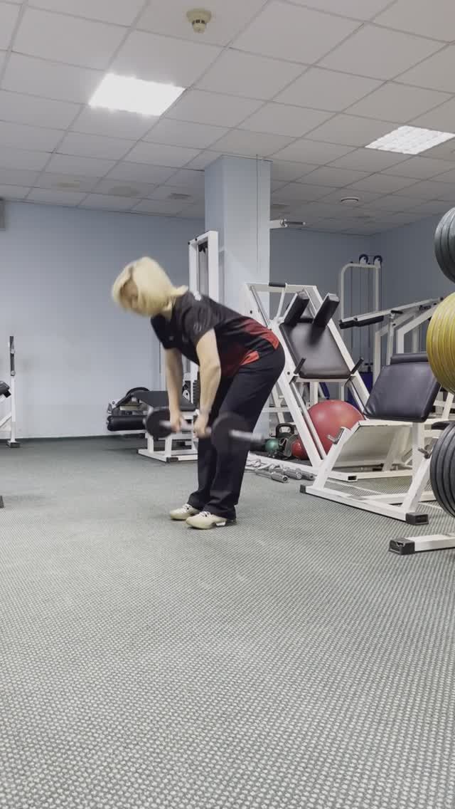 Наклон с протяжкой к подбородку стоя со штангой